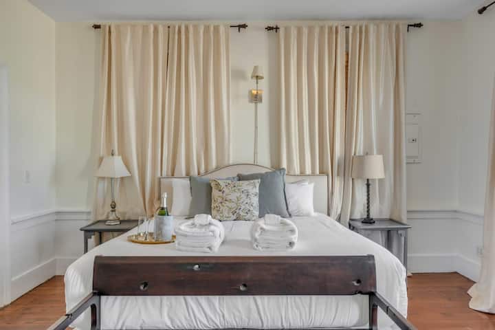 Downtown Suite In Pristine Historic Home - Charleston, SC