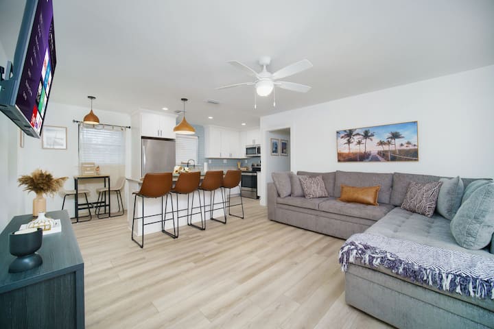 Refreshingly Chic 3br/1.5ba Near Pristine Beaches! - Neptune Beach, FL