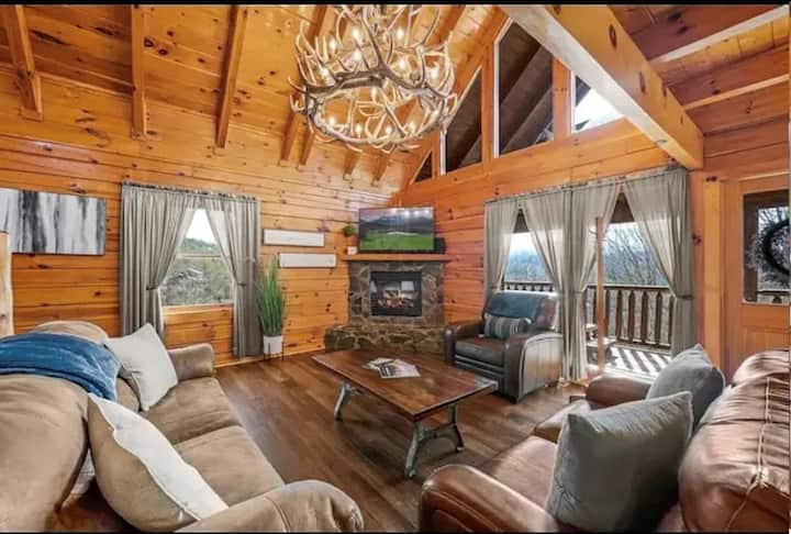 Bear Hug Retreat - Pigeon Forge, TN