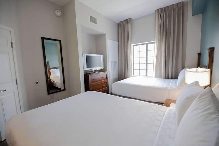 Southern Charm! 4 Pet-friendly Suites! Onsite Pool - Baton Rouge, LA