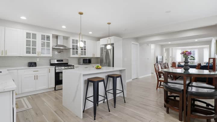 Spacious, Family Friendly W/2 Car Garage- Sleeps 8 - Largo, MD