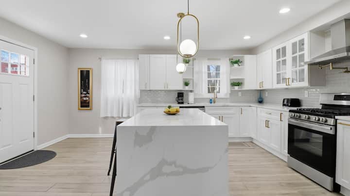 Spacious, Family Friendly W/2 Car Garage- Sleeps 8 - Largo, MD