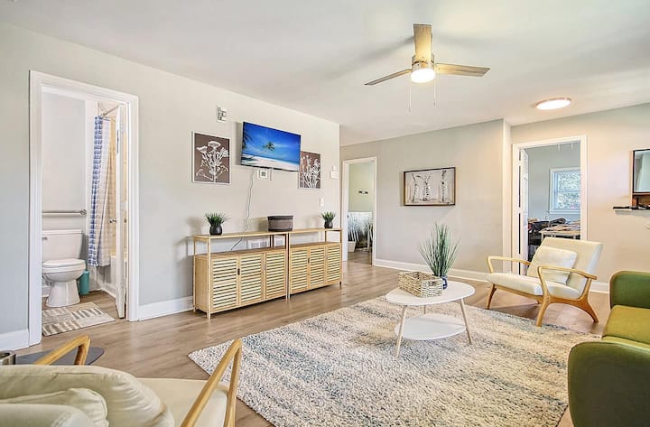 Close To Downtown Charleston! 2 Bedroom Retreat - North Charleston, SC