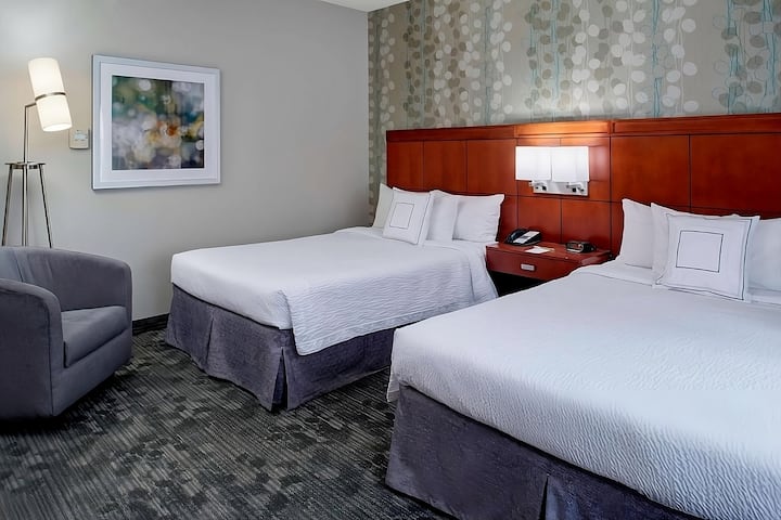Stylish Vacation, Pet-friendly Property, Pool! - Parkville, MO