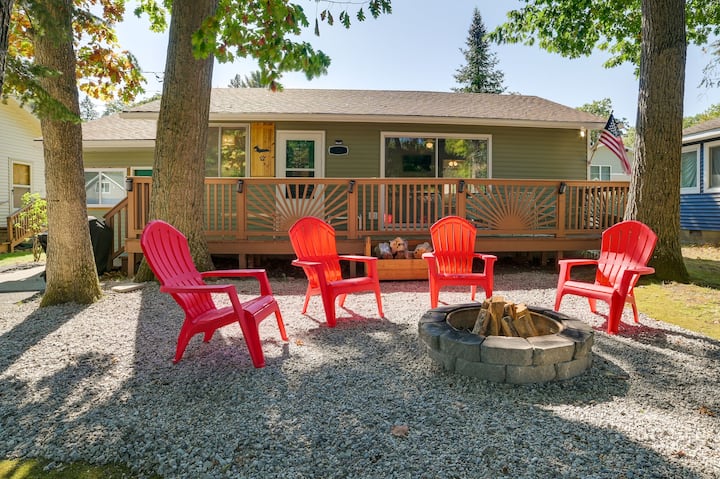 Higgins Lake Cottage W/ Private Fire Pit & Grill! - Higgins Lake, MI