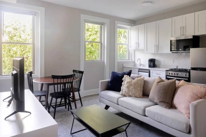 Sojourn 1 Bedroom + Den At The Muriel | #302 *New* - Washington, DC