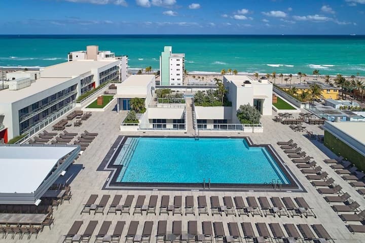 New Luxury Beachfront Condo With Rooftop Pool - Hollywood, FL
