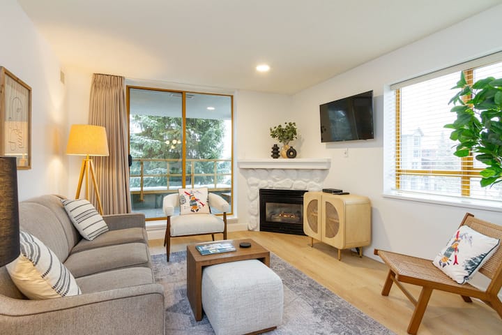 Renovated 2 Bed/2 Bath W/ Pool & Hot Tub -Sleeps 6 - Whistler