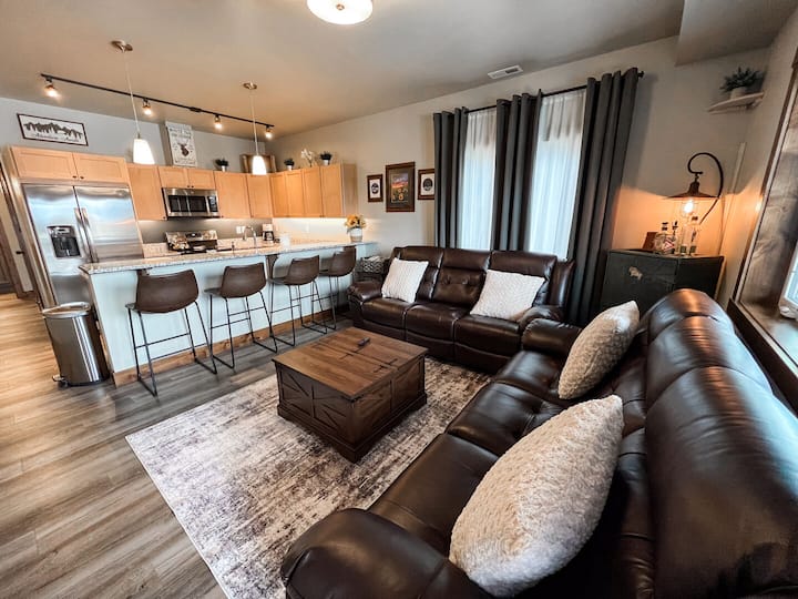 New! Beautiful Condo, Downtown Columbia Falls! - Columbia Falls, MT