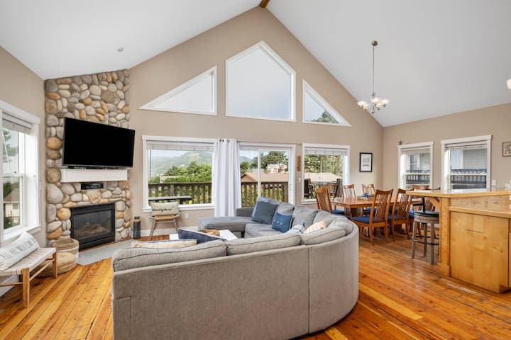 Fantastic Ocean View House With New Private Hot - Lincoln City, OR