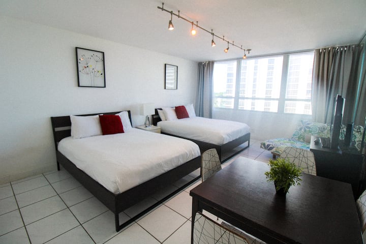 Castle 515 Studio Bayview, Pool, Free Parking - Miami Beach, FL