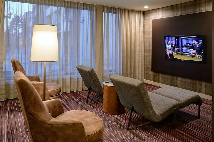 2 Classy Units, Free Parking, Swimming Pool! - Kansas City