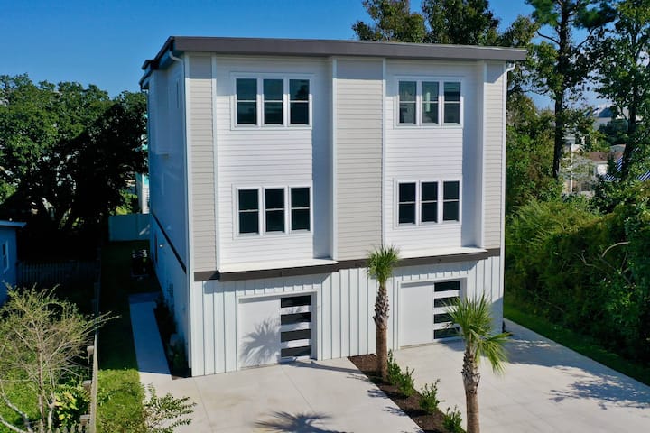 Luxury Home, Elevator, 2decks, Quick Walk To Beach - Carolina Beach, NC