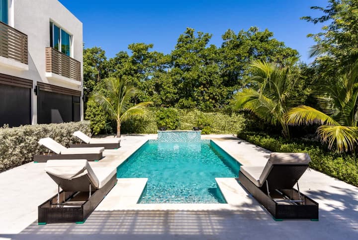 Walk To Beach & Shops! Beautiful Patio/pool-cv41 - Turks and Caicos Islands