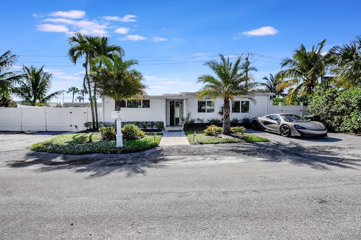 Modern And Updated Delray Beach Escape Sleeps 10! - Boynton Beach, FL