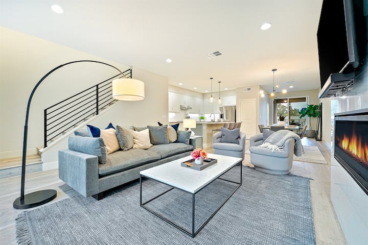 Modern 4br | Private Balcony | Garage Parking - Carlsbad, CA