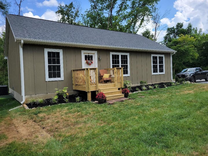 Brand New! Husky Hideaway With Hot Tub! - Rileyville, VA