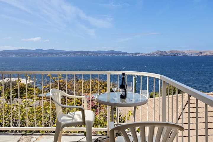 "Seaside Serenity" With Views, Sleeps 9, 3 Bath. - Hobart