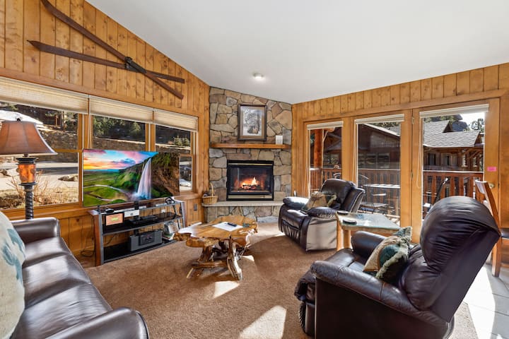 Cozy Fireplace, Private Balcony, Mountain Views! - Estes Park, CO