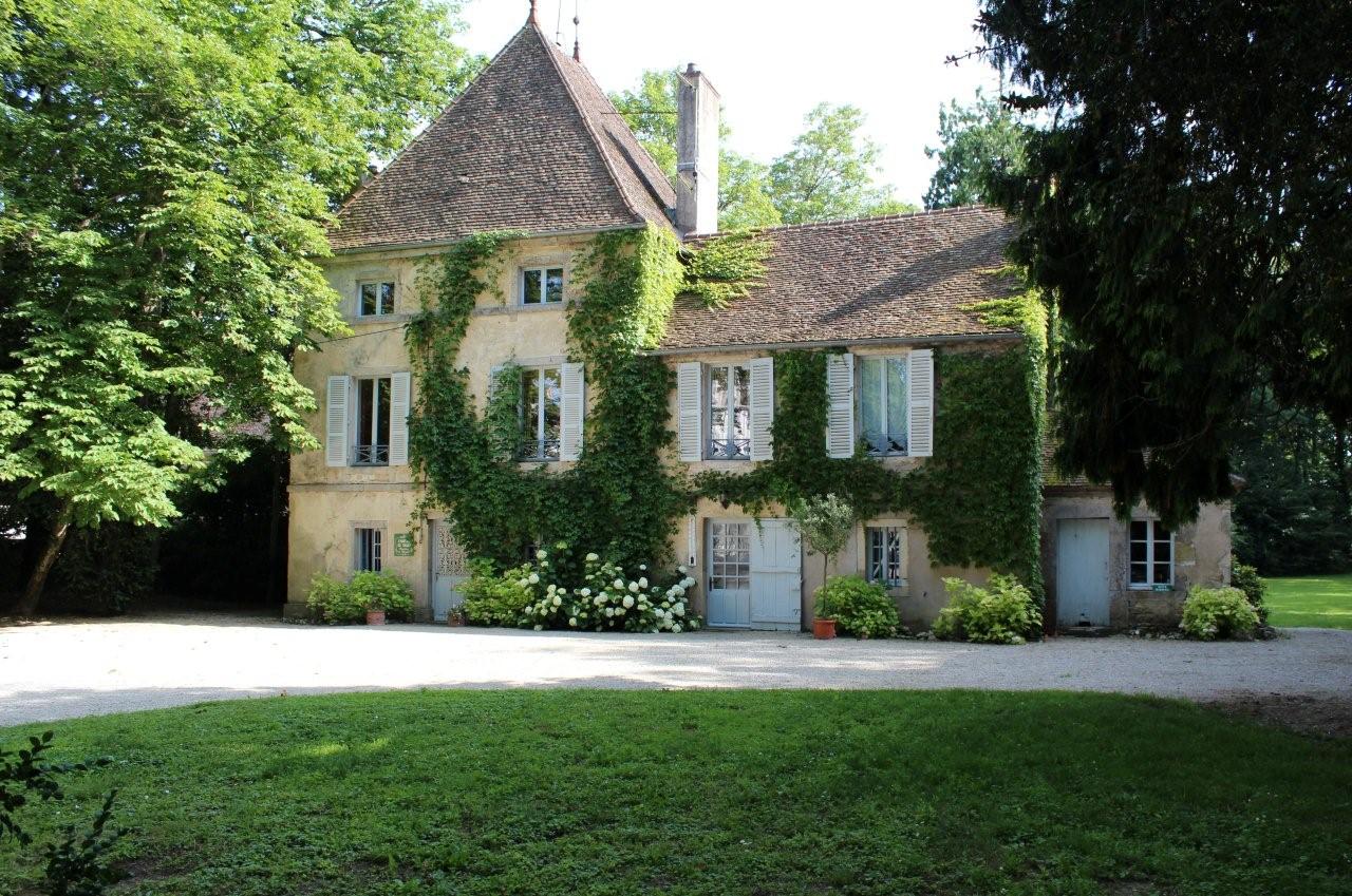 "Le Pavillon de Chasse" - Châteaux à louer à Tailly, Bourgogne Franche ...