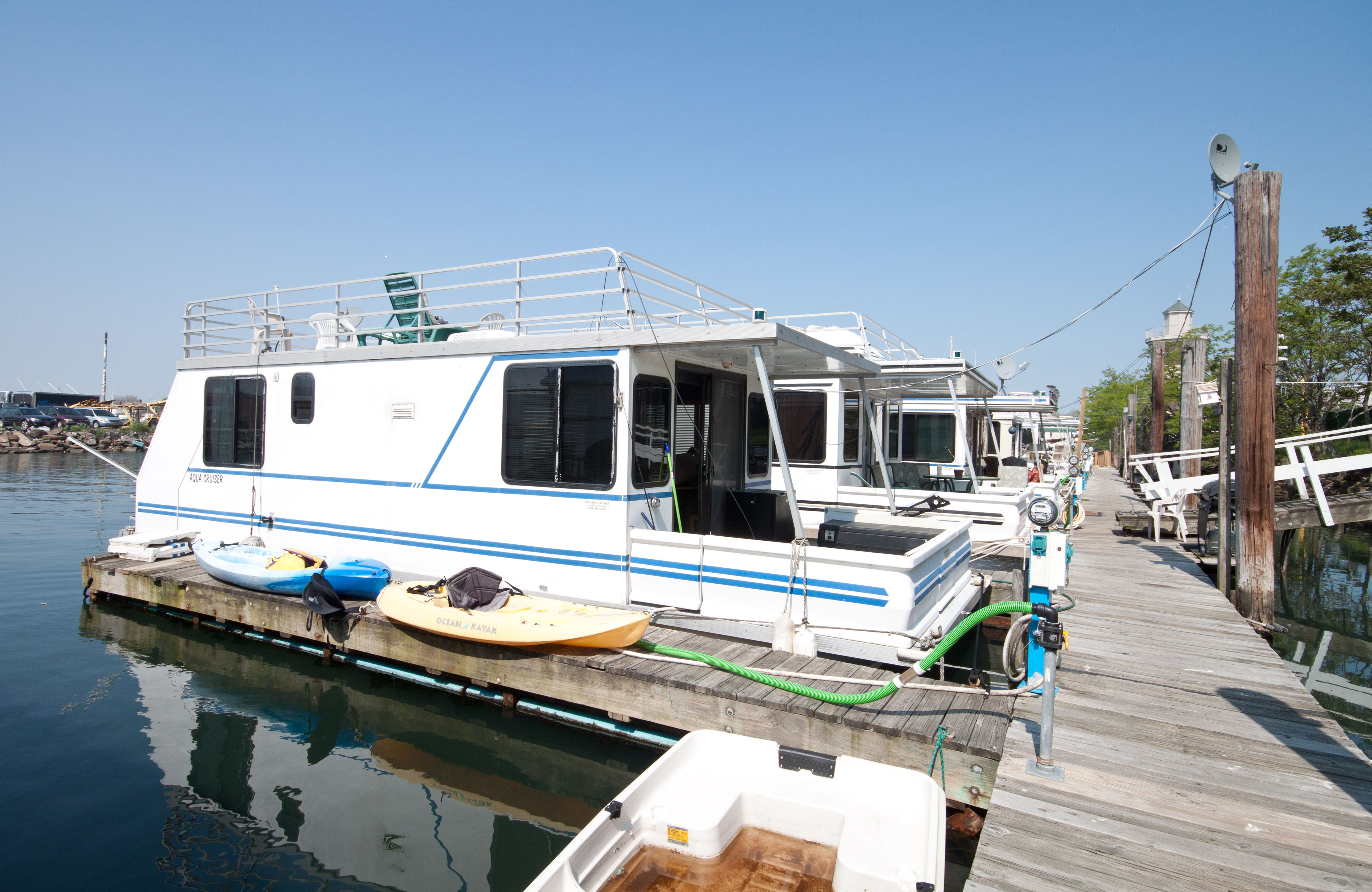 Bright Modern Charming Housebarge - Houses for Rent in Brooklyn, New ...