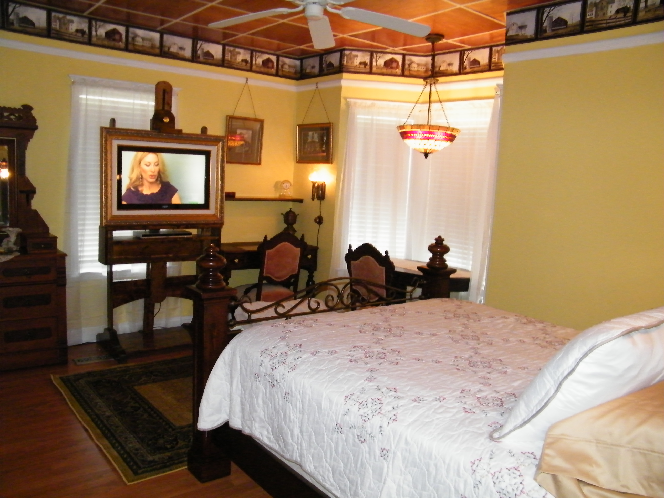 The Yellow Room at Book Nook Inn Bed & Breakfast - Houses for Rent in ...