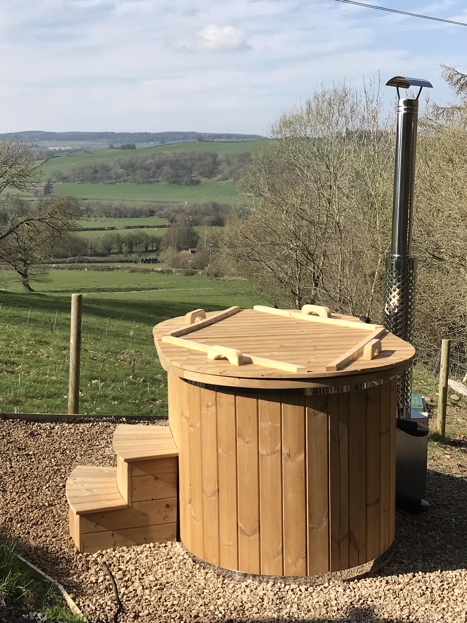 Rainbow Pod 4 luxury glamping with hot tub (extra) - Huts for Rent in ...
