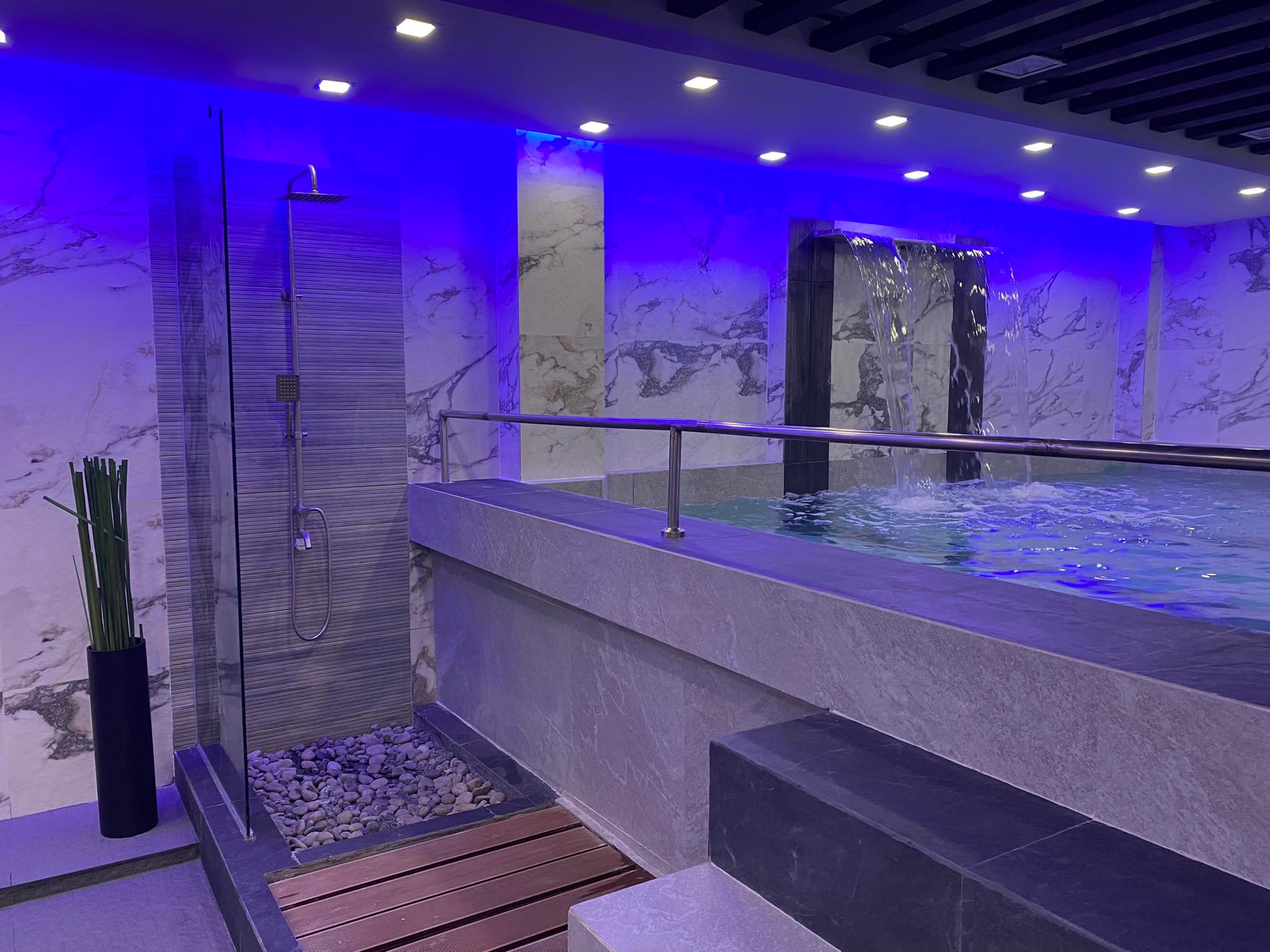 COOL OFF THE MEZZANINE - Earth houses for Rent in Makati, Metro Manila ...