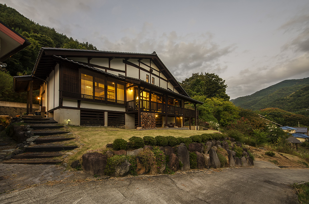 Modern luxury, classic style, onsen entry included - Airbnb