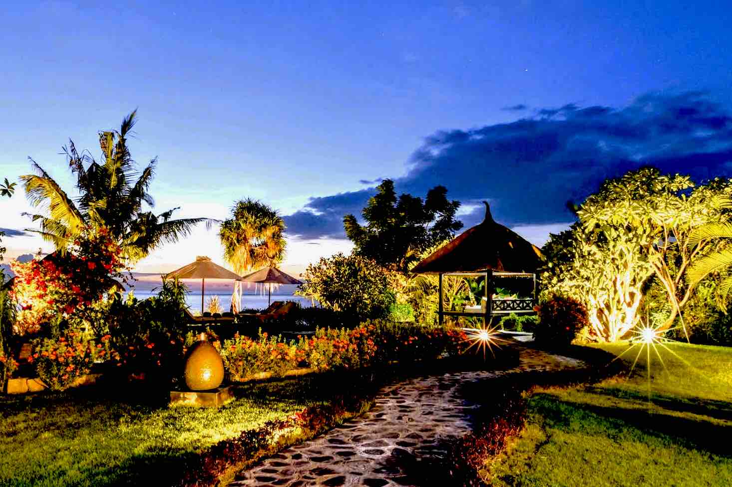 5* Beachhouse Ayu: private chef and private pool - Villas for Rent in ...