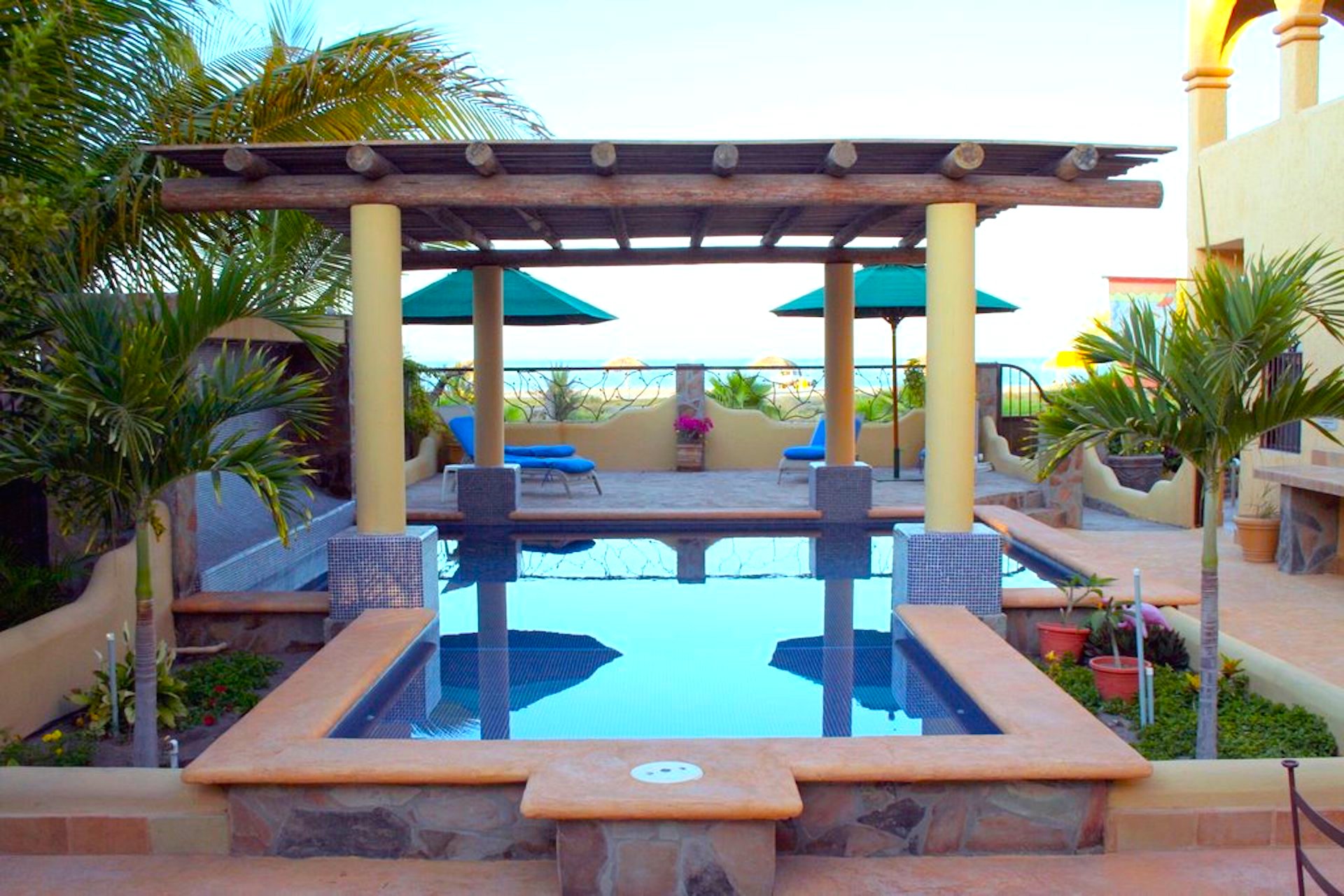 ¡FRENTE A LA PLAYA! DISFRUTA DEL JACUZZI/PISCINA - Airbnb