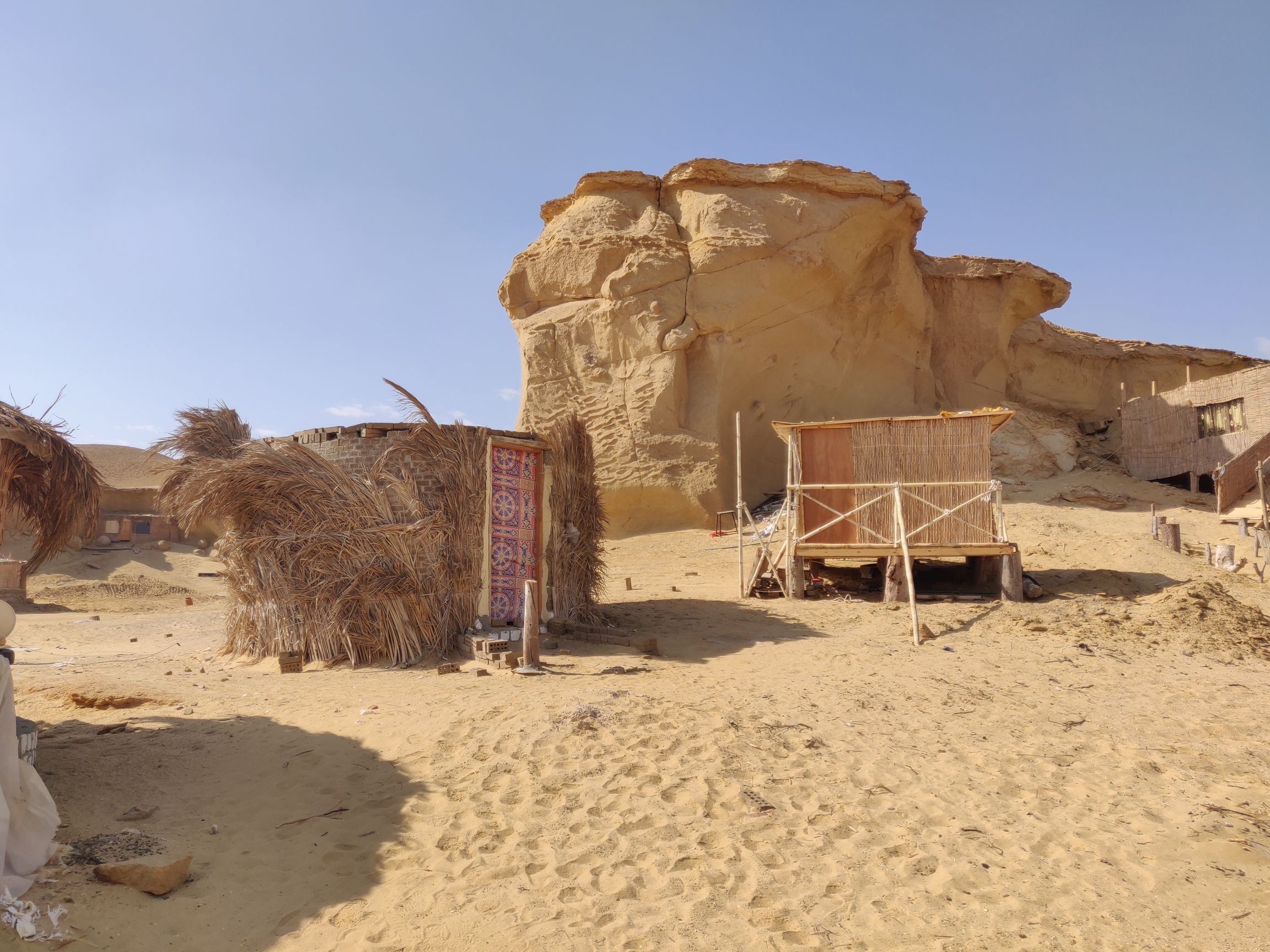 Beautiful hut on desert plateau overlooking lake - Huts for Rent in ...