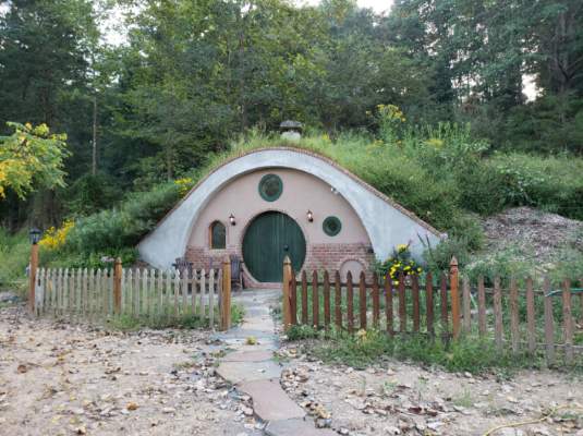 Hobbit Style Underground Cabin - Earth houses for Rent in Broadway ...