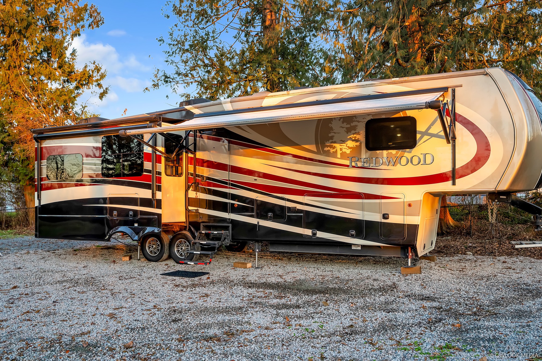Luxury 41 Foot Fifth Wheels RedWood Travel trailer - 借りられるキャンピングカー・RV ...