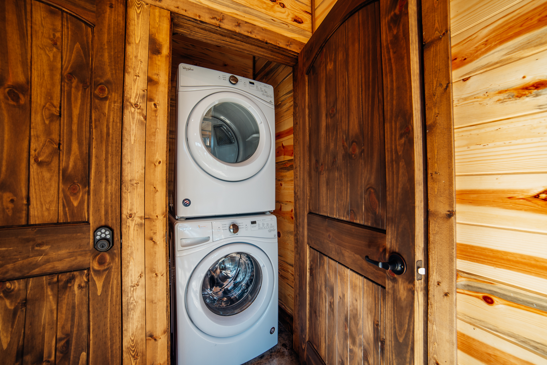 Round Top Retreat 5 Bedroom LUXE Cabin with Separate Game Room Close to ...