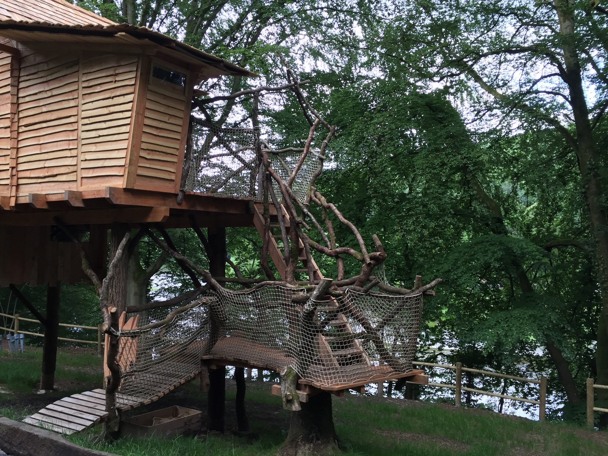 Cabane perchée A l'Orée - Cabanes dans les arbres à louer à Haulmé ...