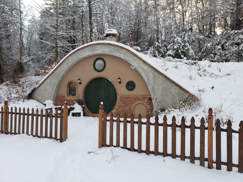Hobbit Style Underground Cabin - Earth houses for Rent in Broadway ...