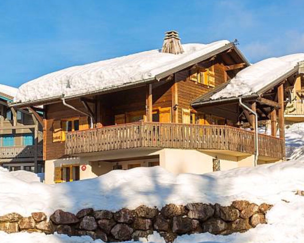 Chalet Le Renard Du Lac- beside the piste and lake - Chalets for Rent ...