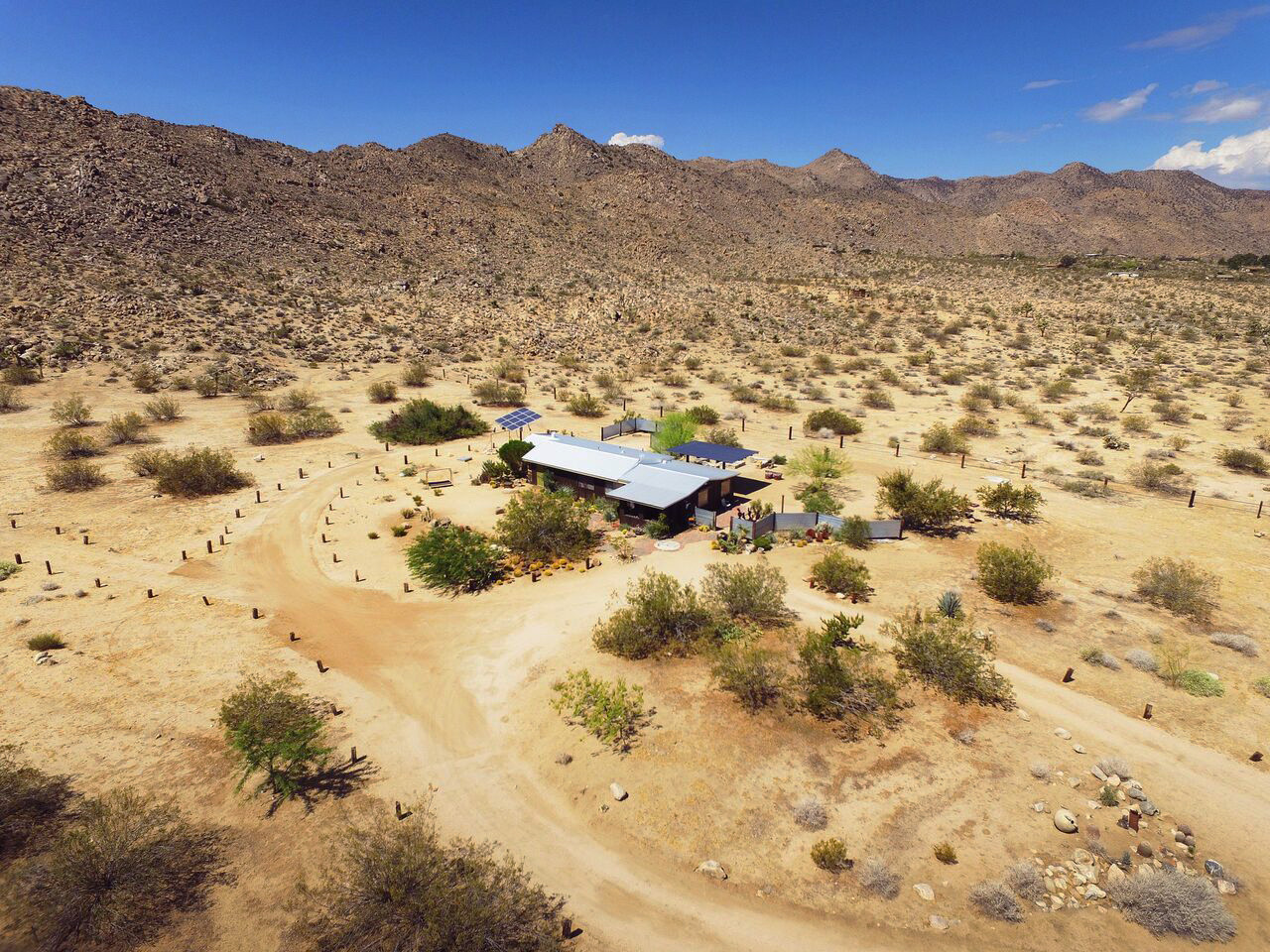Think Tank - Private Trail to JTNP 100% Solar - Houses for Rent in ...