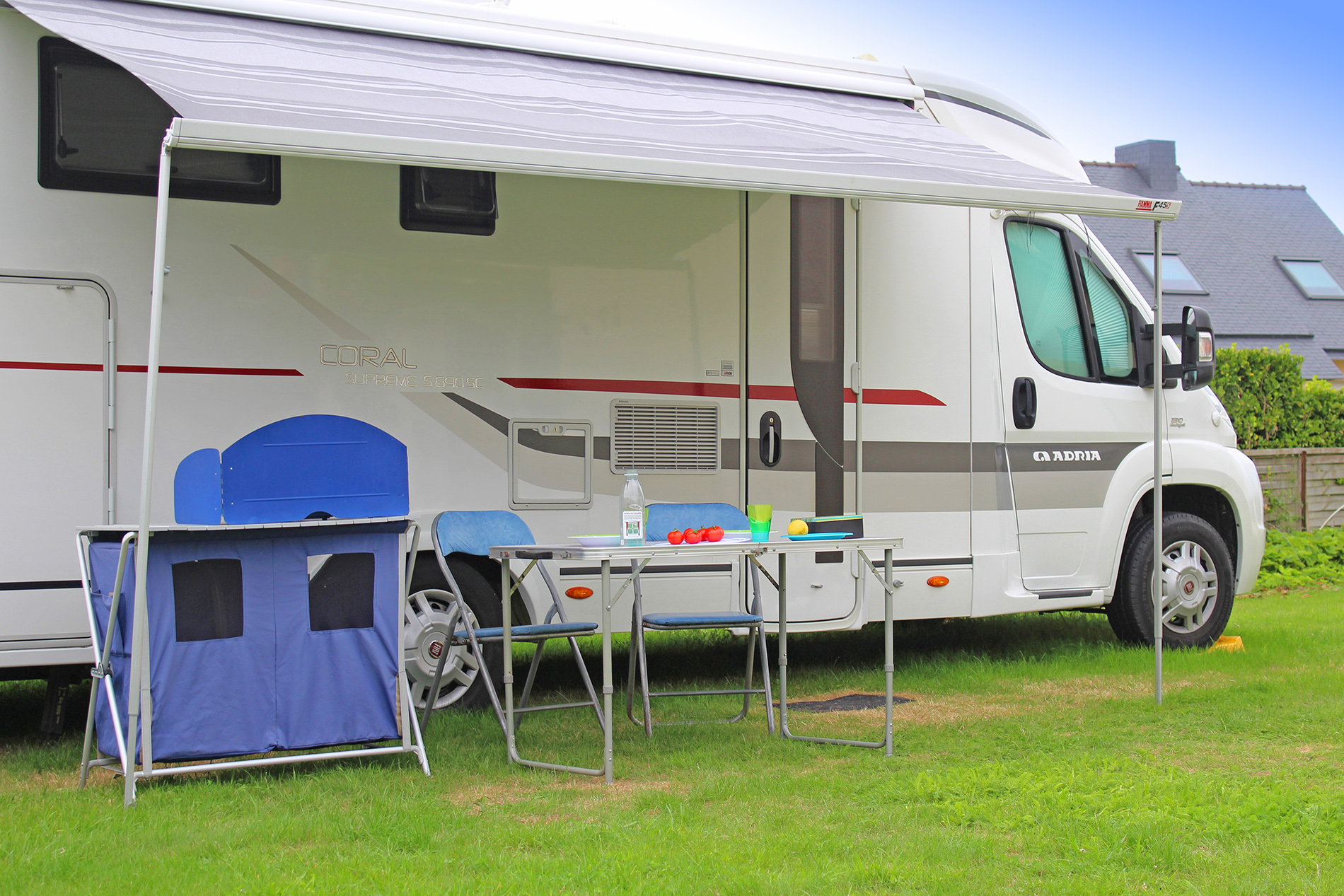 Camping-car tout confort et équipé en bord de mer - Camping-cars ...