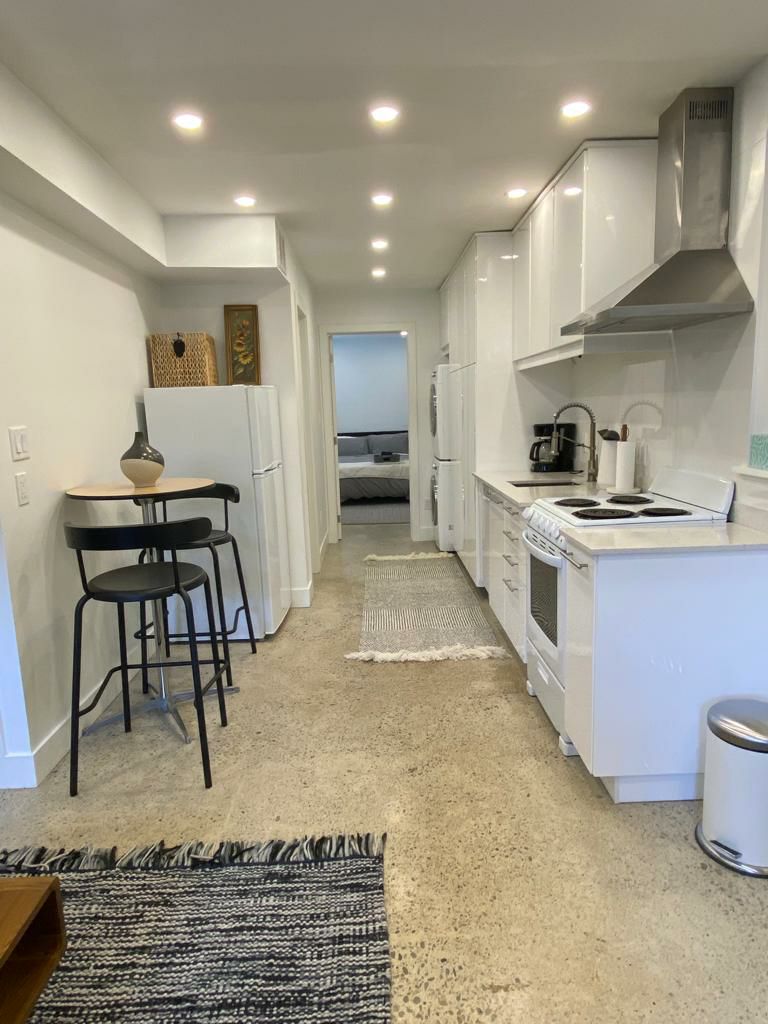 Bright west end 1-bedroom basement suite - Guest suites for Rent in ...