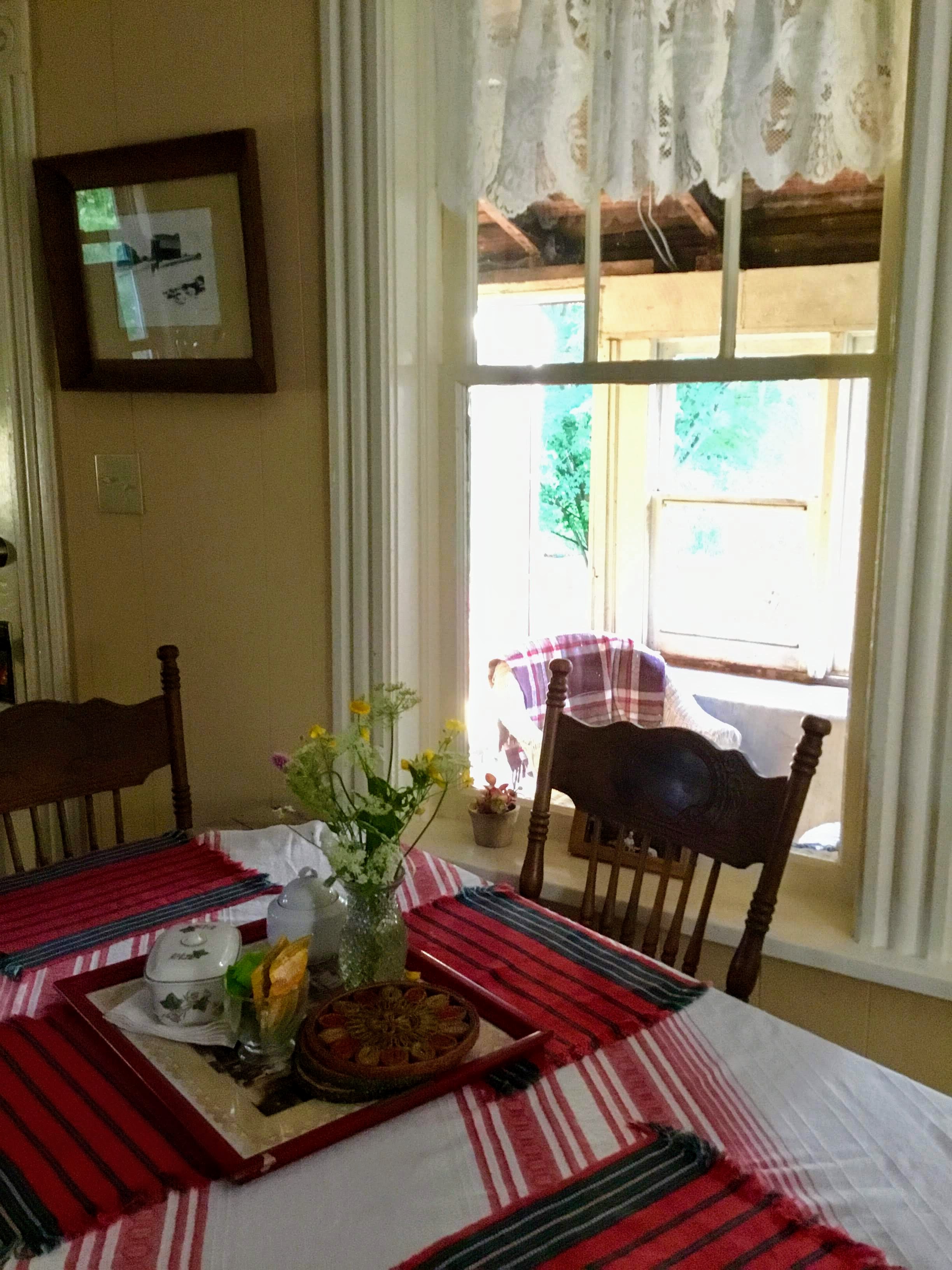 Quaint Canadian Farmhouse Rooms - Houses for Rent in Georgian Bluffs ...