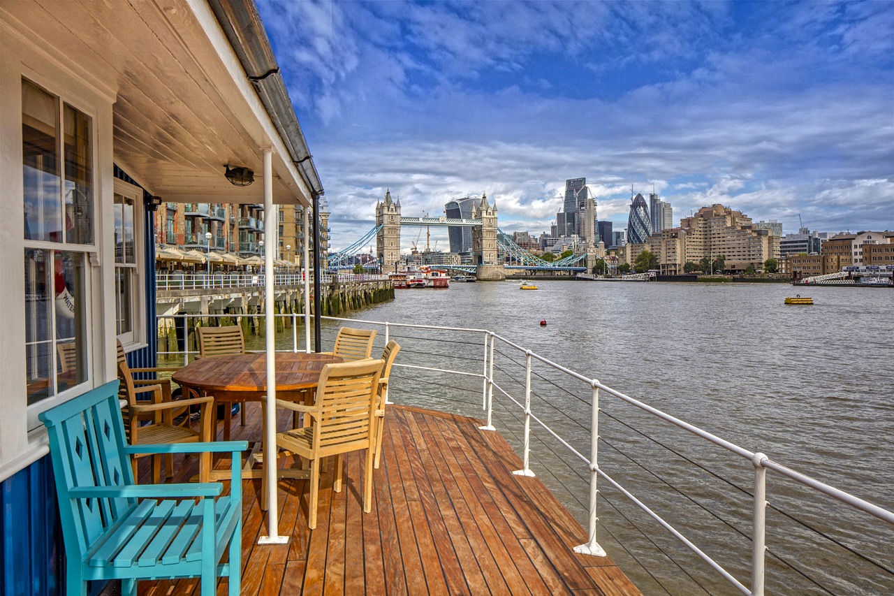 Tower Bridge 5* Houseboat: London's best view - Houseboats for Rent in ...