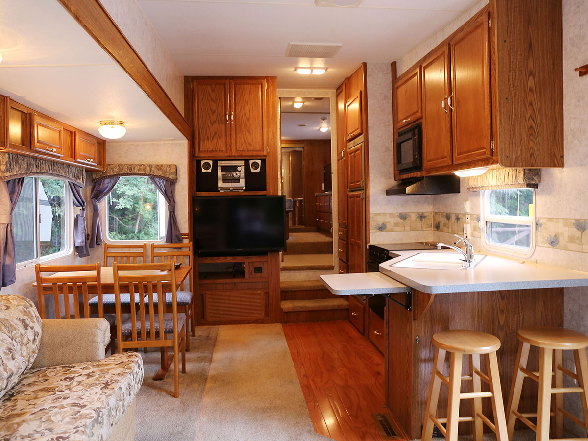 [1-minute walk to the beach! Private American trailer house by the sea ...