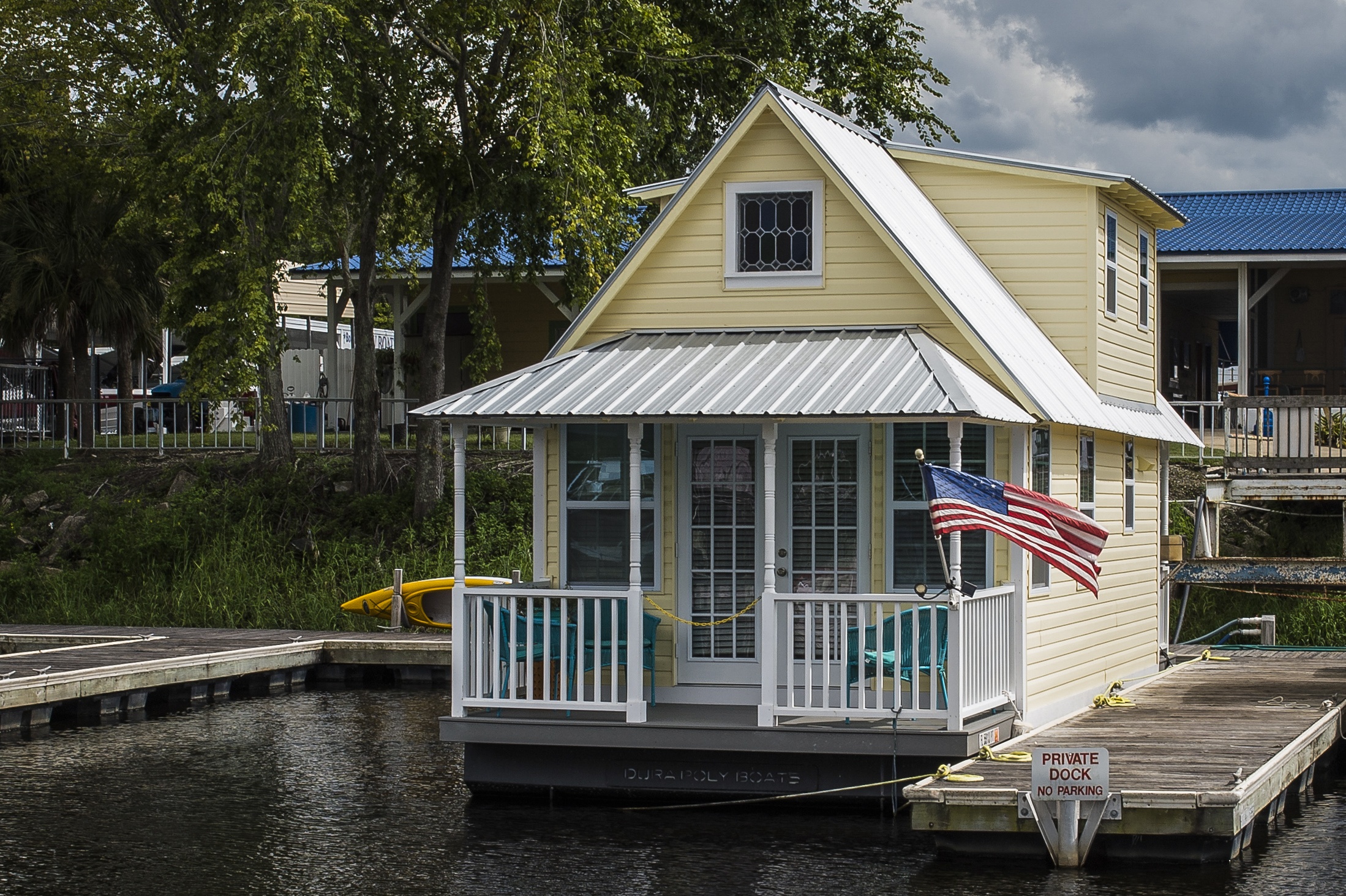 Floating Cottage - Sweet River Retreat in Florida - Houseboats for Rent ...