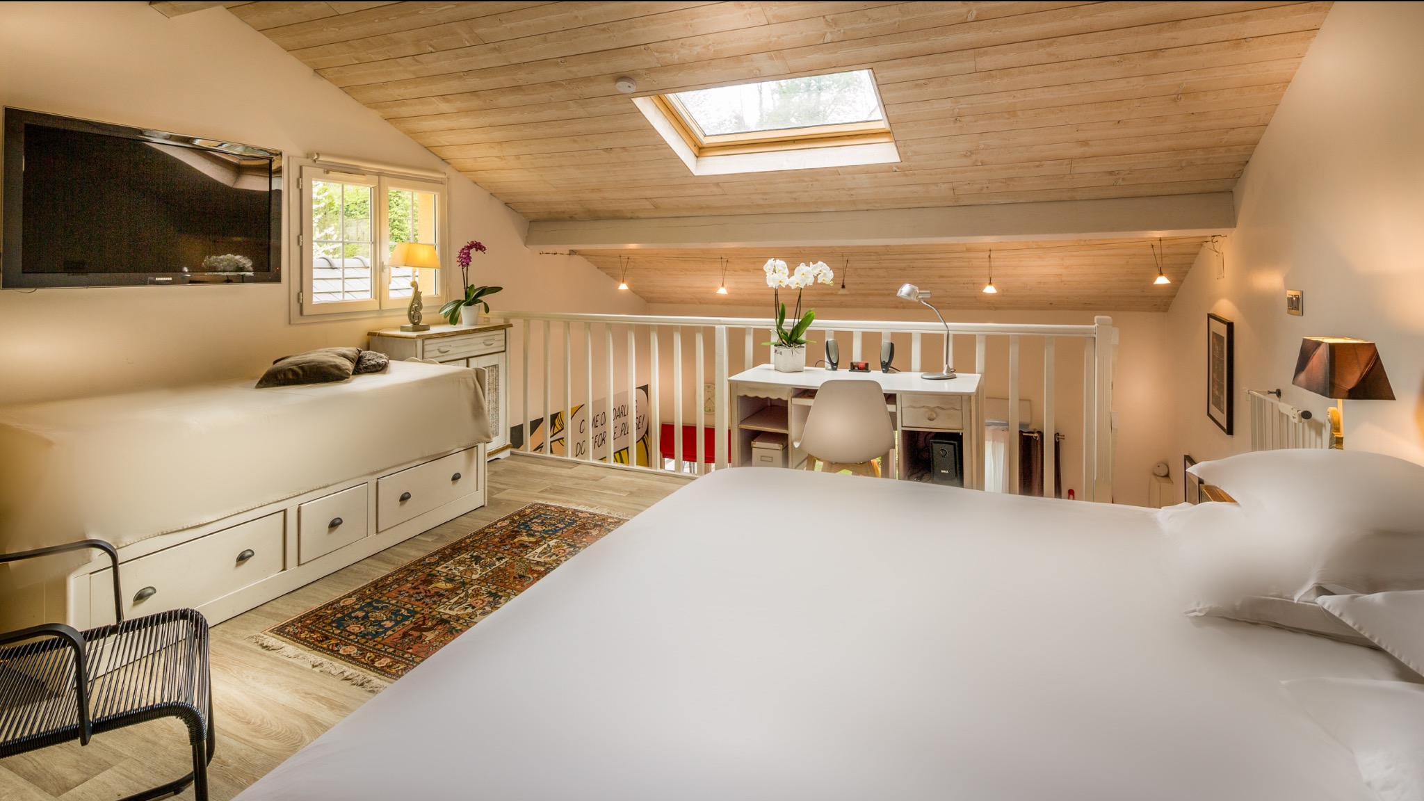 Pretty garden guesthouse with large mezzanine - Cottages for Rent in ...