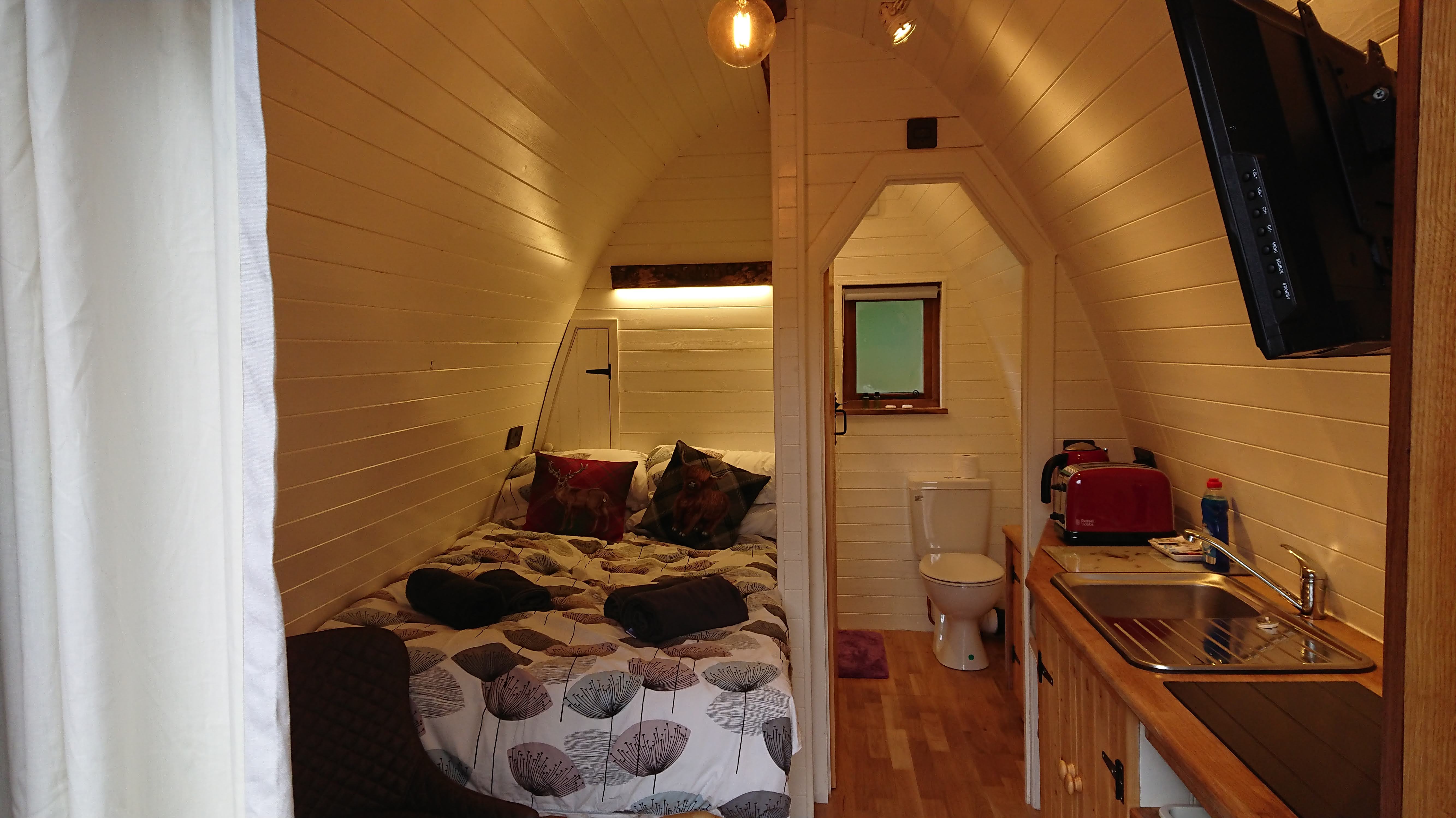 Owl Hut Cosy Ensuite Pod Snowdonia Coast Sleeps 2 - Huts for Rent in ...