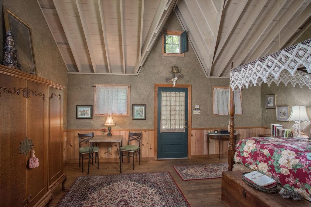 7F Lodge - France - College Station, TX | Airbnb - Airbnb