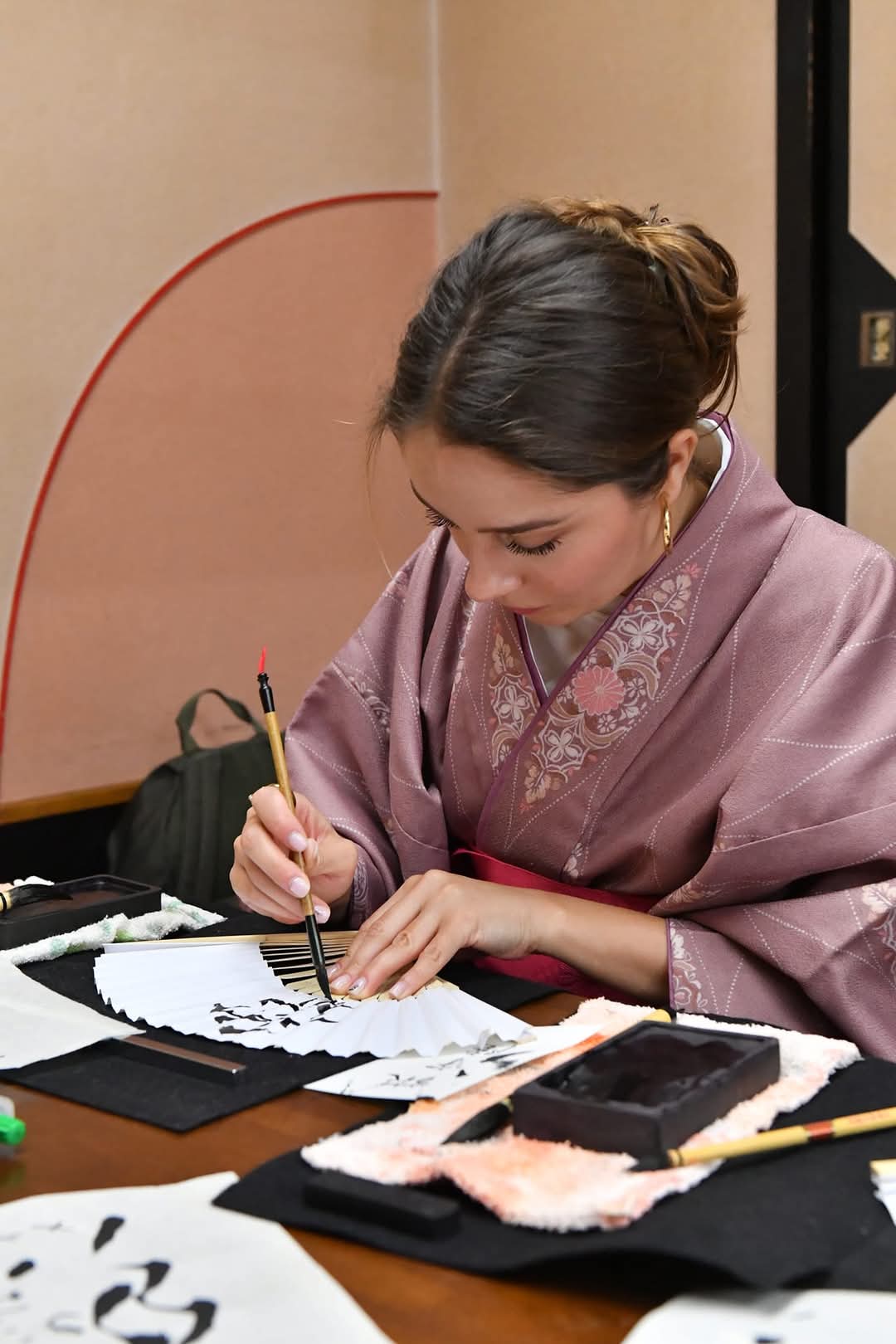 Aprende la caligrafía zen de Jpn en un kimono cerca del castillo de ...