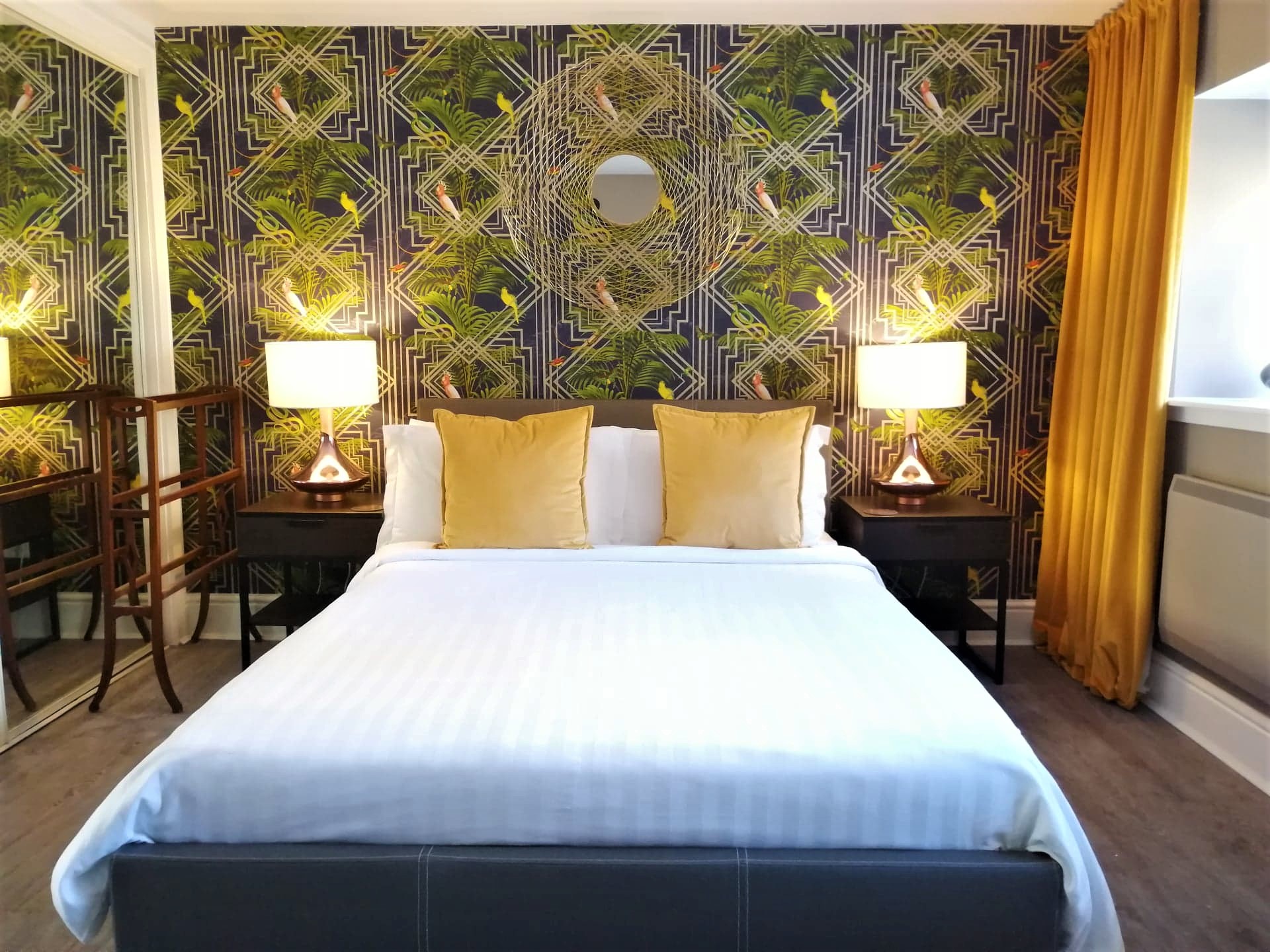 Bright, stylish room in city centre - free parking - Condominiums for ...